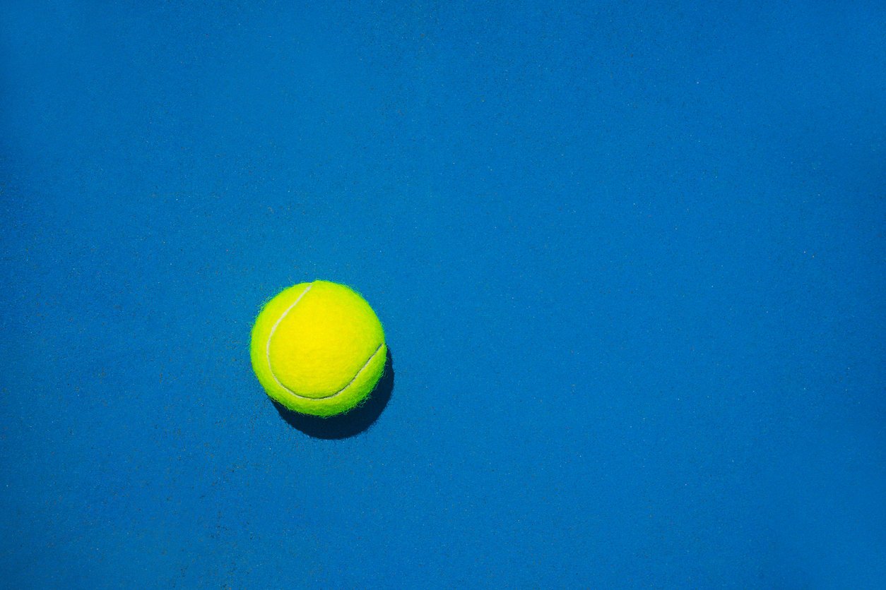 Ménage : l'astuce de la balle tennis pour un sol impeccable | Planet.fr