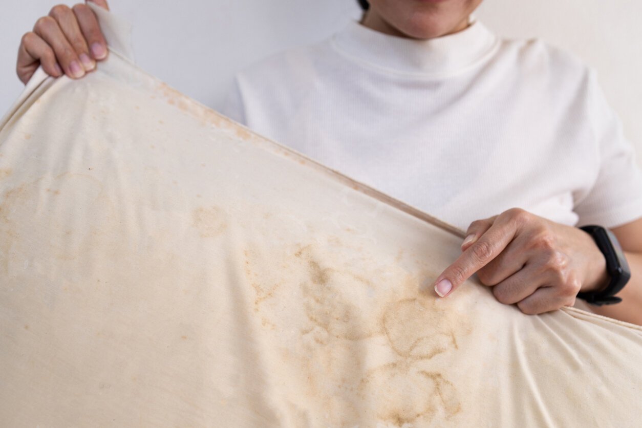 Oreillers : comment éliminer facilement les taches jaunes avec 4 ...