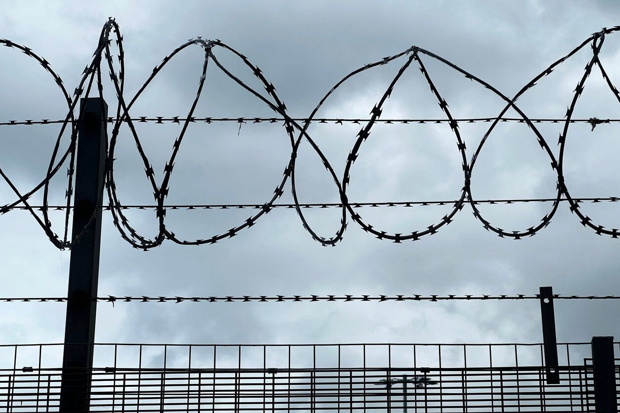 Attaque d'un fourgon pénitentiaire en France : la mère du prisonnier en ...