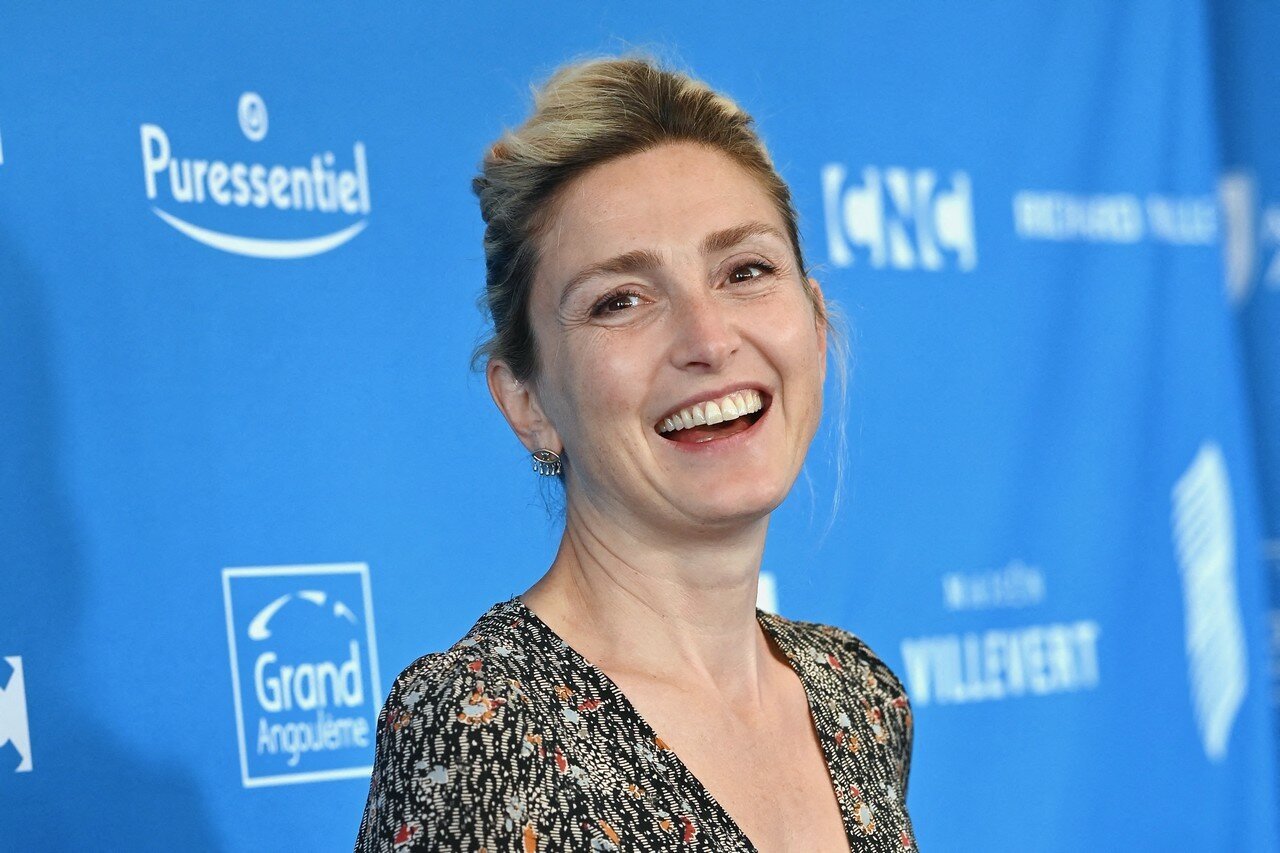 Julie Gayet canon en brune : sa métamorphose physique