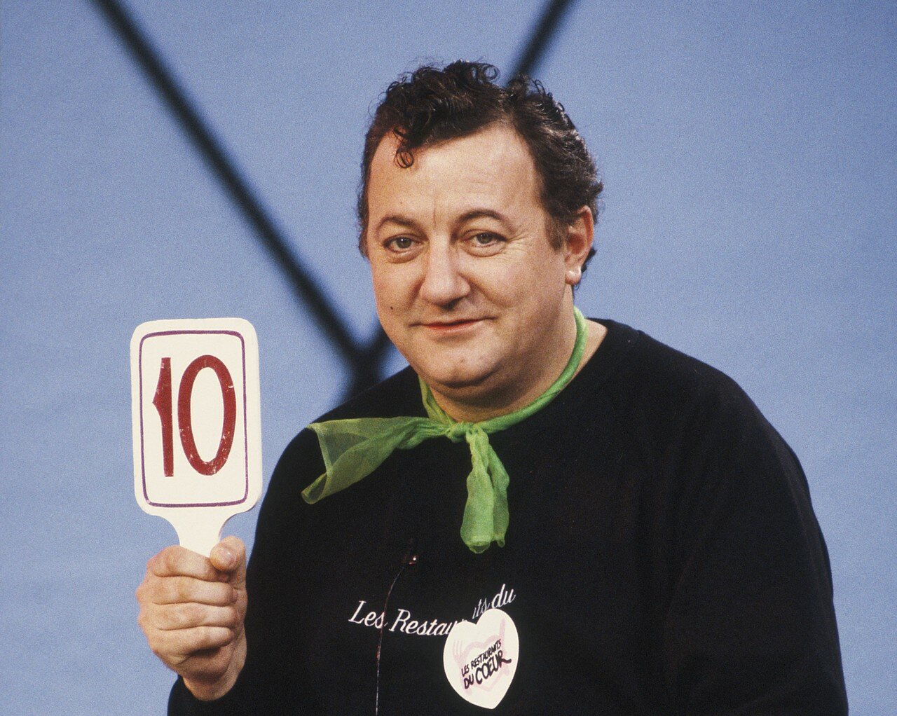 Coluche : à quoi ressemble la tombe de l'humoriste ? | Planet.fr