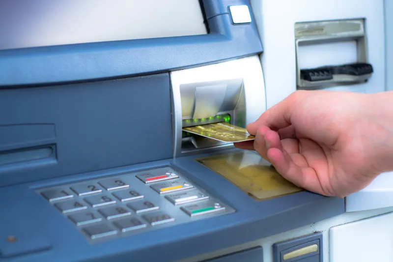 Distributeur automatique de billets (DAB) : les 7 réflexes anti ...