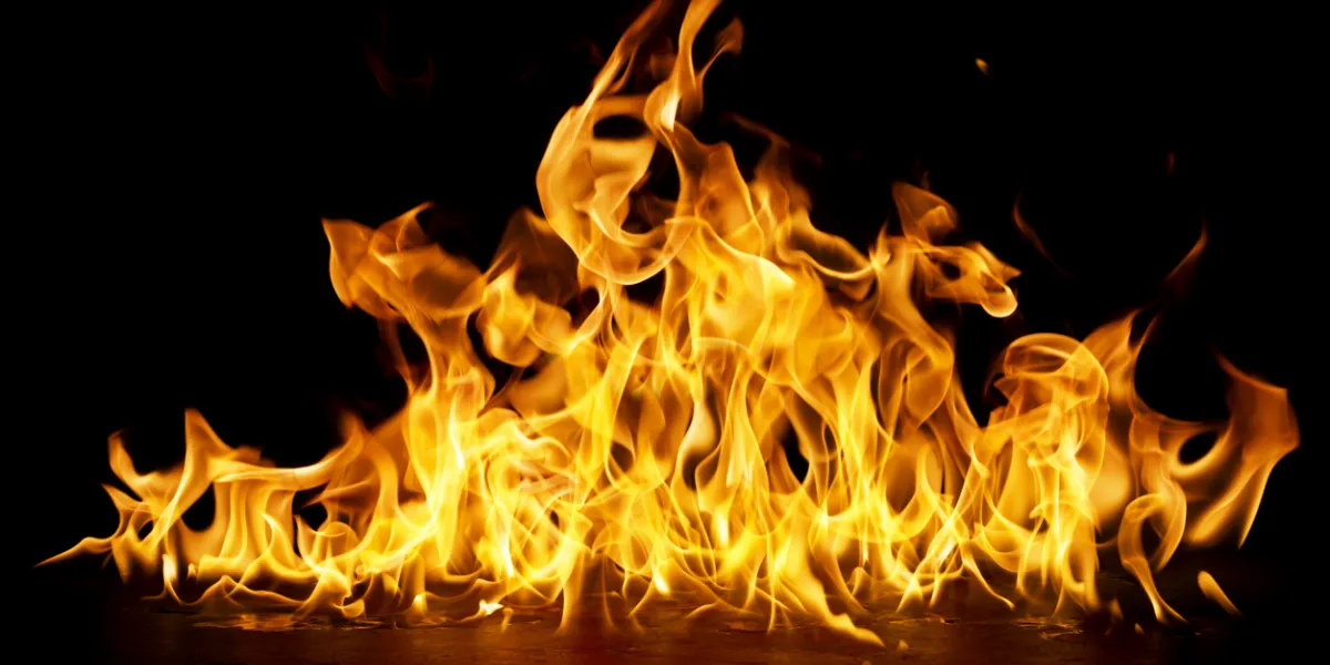 "Les brûlés font du ski" : Charlie Hebdo visé par une plainte après sa ...